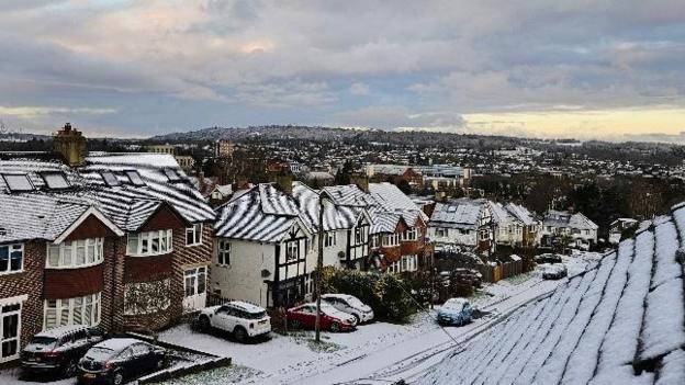 In pictures: Snow falls in parts of Surrey - BBC News