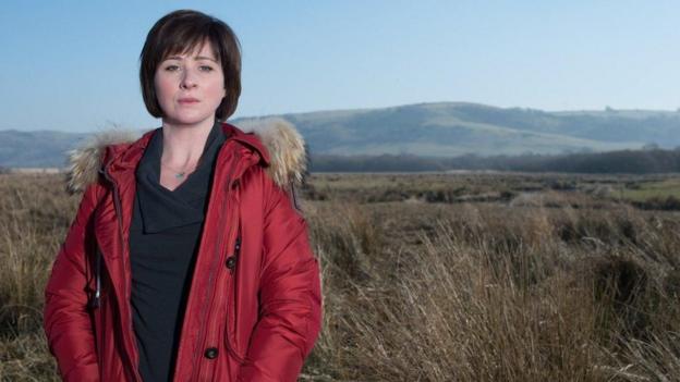 Mali Harries: Llai o waith fel dynes 'llwyd a 49' - BBC Cymru Fyw