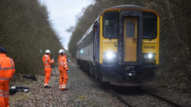 Northern to trial using dry ice to clear leaves from rails - BBC News