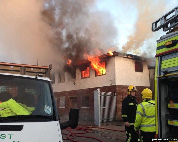 Totton warehouse blaze: Flames rip through derelict building - BBC News