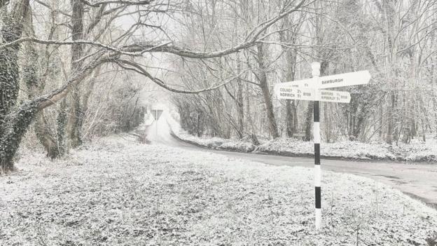 UK weather: Snow across England and Scotland in pictures - BBC News