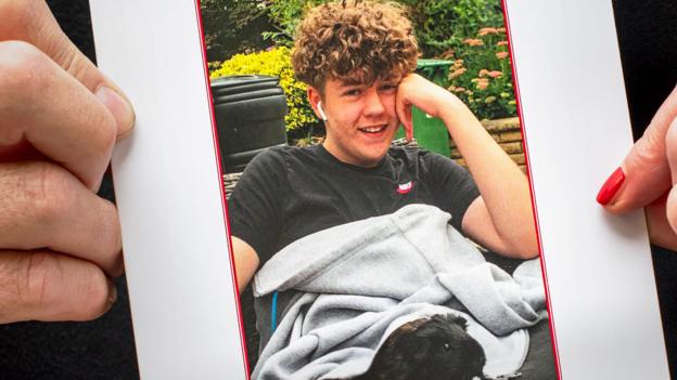 Olly Stephens: Memorial walk marks murdered teen's 17th birthday - BBC News