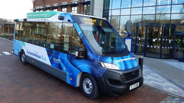 Didcot self-driving bus starts commute on public roads - BBC News