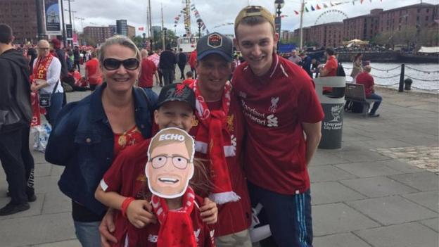 Champions League: Crowds number 750,000 at Liverpool parade - BBC News