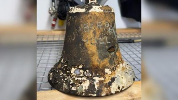 Nottinghamshire Police pull rusty bell from River Trent - BBC News