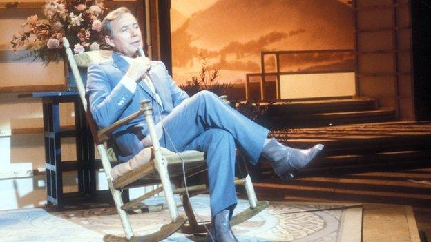 Val Doonican, Irish singer, dies at 88 - BBC News