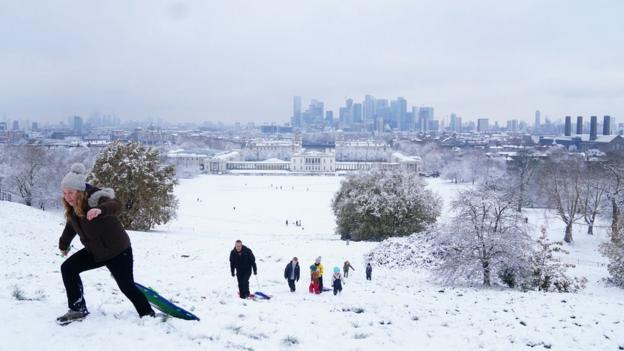 London snow: Wintry scenes captured in the capital - BBC News