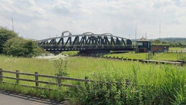 Sutton Weaver bridge closure “unacceptable” - MP - BBC News