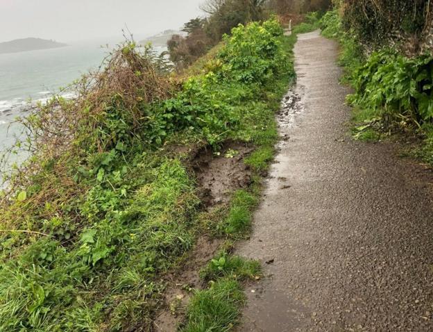 Car stuck on Looe cliff path recovered - BBC News