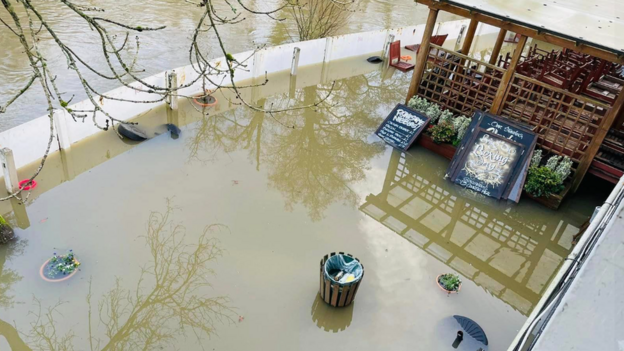 Hampshire flooding: Heavy rainfall leads to travel disruption - BBC News