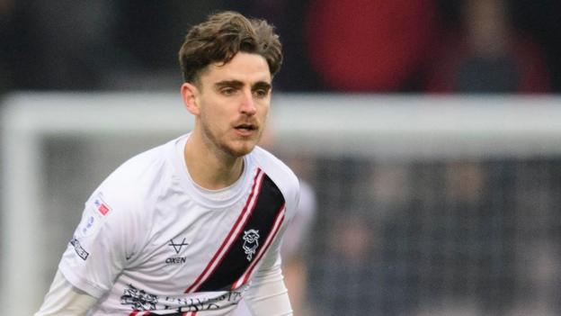 Tom Bayliss: Lincoln City midfielder signs new three-year deal - BBC Sport