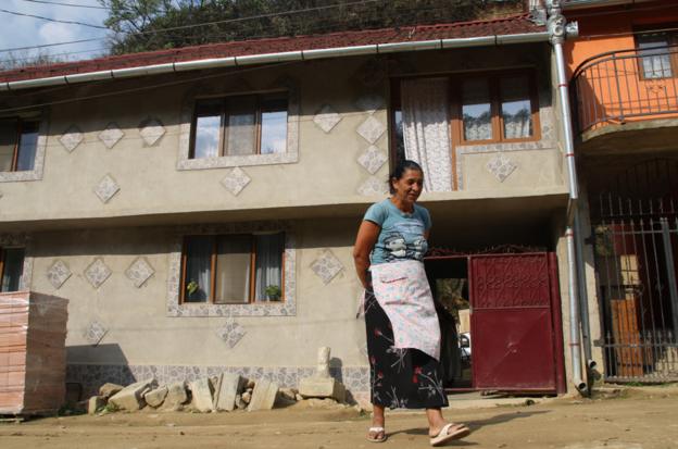 In pictures: Roma slums in Romania and Slovakia - BBC News