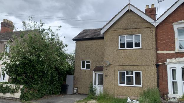Swindon house to be converted into HMO despite parking concerns - BBC News