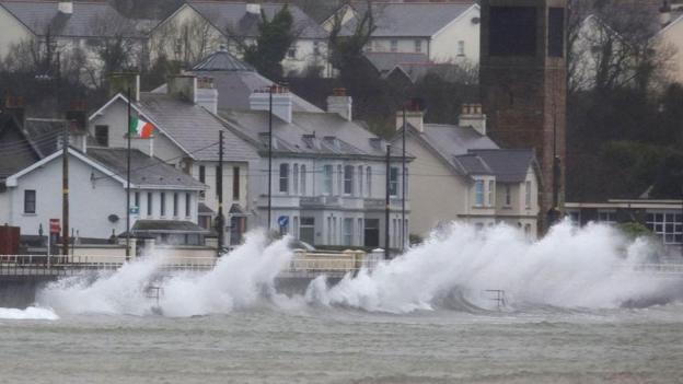 Storm Éowyn: Thousands without power as storm batters NI - BBC News