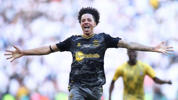 Check out Sunday's BIG football celebrations - BBC Newsround