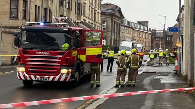 Residents allowed to return to homes after Paisley car fire - BBC News