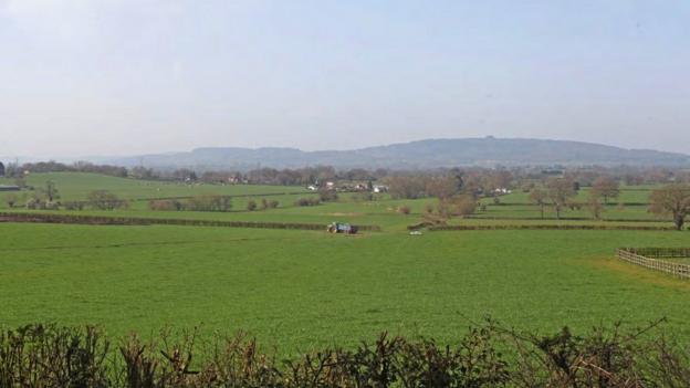 One of UK's biggest solar farms to be built near Gloucester - BBC News