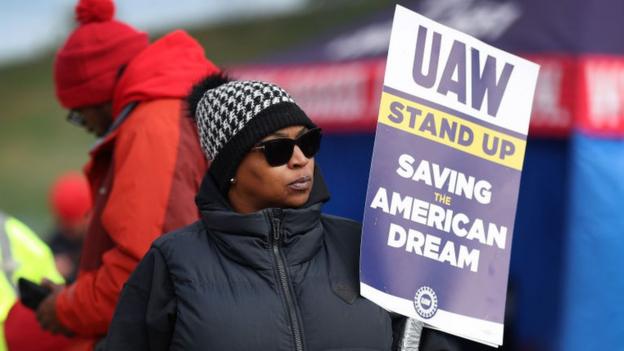 UAW strike: Ford and union agree record pay rise in tentative deal ...
