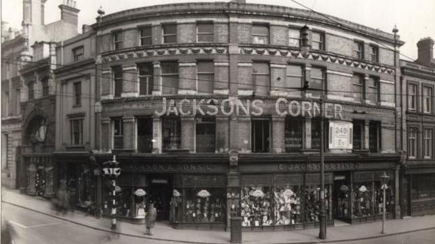 Reading Museum displays models of landmark department store - BBC News