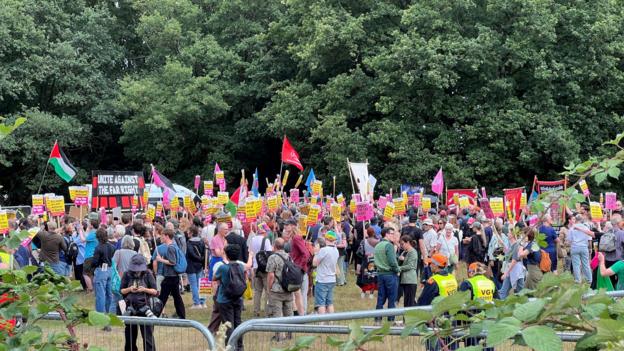 Rival groups stage protests at Epping migrant hotel - BBC News