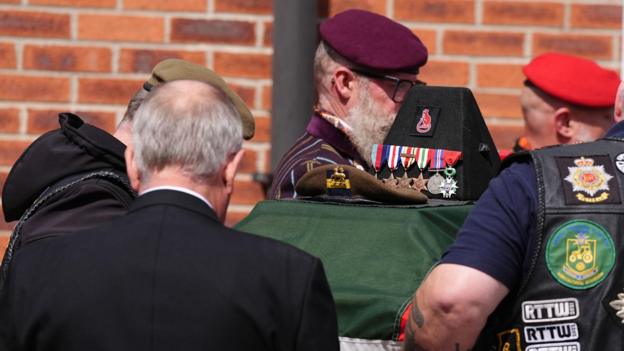 Hundreds pay tribute to UK's oldest WW2 veteran Donald Rose - BBC News