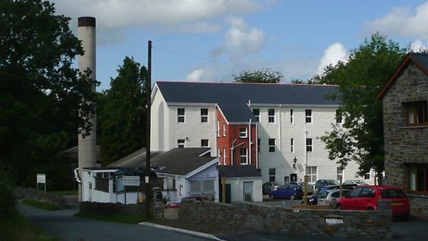 Last Tregaron Hospital beds to be removed - BBC News