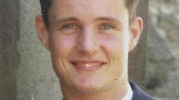 Police vow to 'never stop' over Barrymore pool death - BBC News