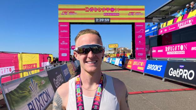 Thousands take part in Brighton Marathon and 10k - BBC News