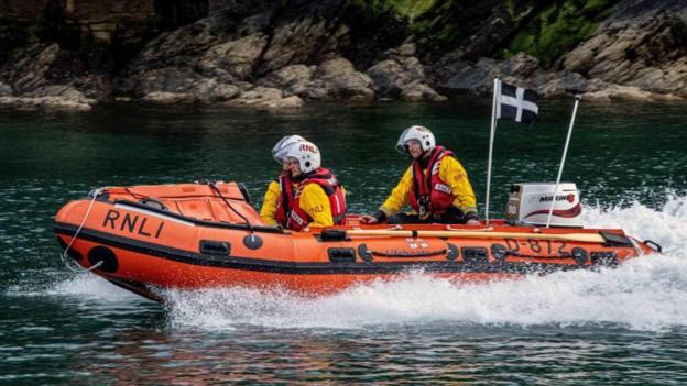 Looe RNLI volunteers rescue teenager cut off by tide - BBC News