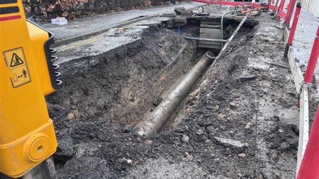 Kingswood burst water main hits thousands of Bristol homes - BBC News