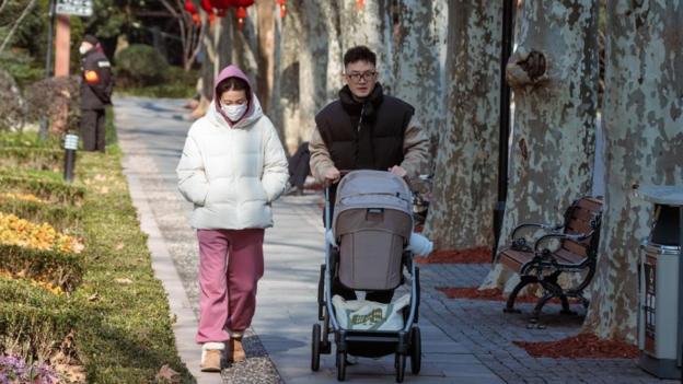 China records population decline for second straight year - BBC News