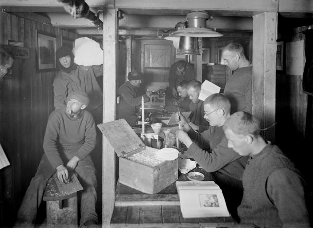 Stark images of Shackleton's struggle - BBC News