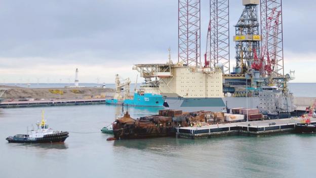 Crashed cargo ship Solong towed to Aberdeen - BBC News