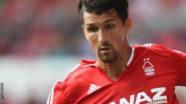 Eric Lichaj Nottingham Forest defender extends stay by further year BBC Sport