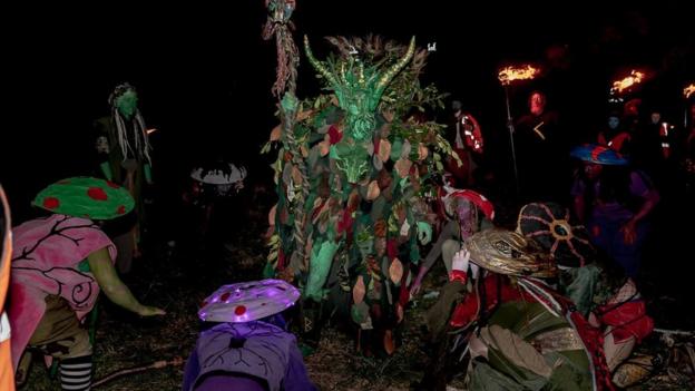 Fire festival lights up Edinburgh's skyline - BBC News