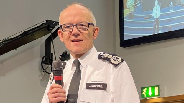 Met Police: Black man stopped and searched but not white friend - BBC News