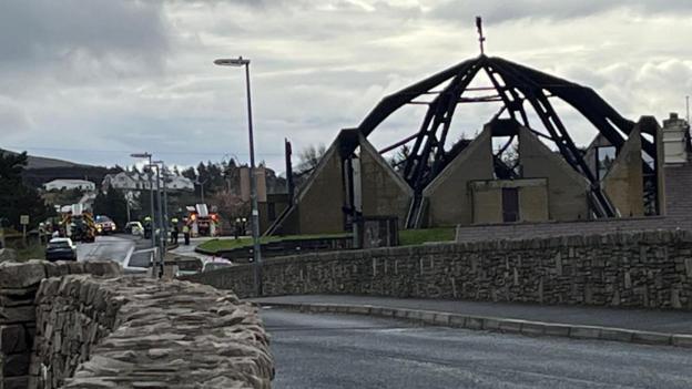 Donegal: Large fire destroys church in Derrybeg - BBC News
