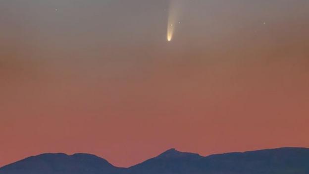 Comet captured streaking across Stonehenge night sky - BBC News