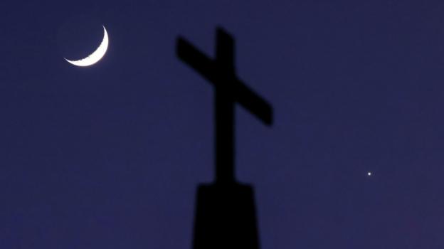 Venus spotted next to crescent moon in spectacular display - BBC Newsround