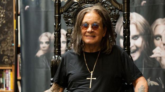 Y gantores Casi Wyn yn cofio cyd-ganu gydag Ozzy Osbourne - BBC Cymru Fyw
