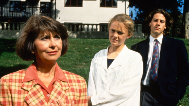 Pobol y Cwm at 50: The TV soap where Hollywood stars are born - BBC News