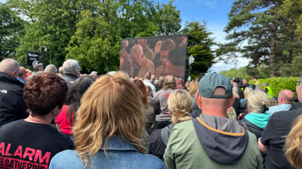 The Alarm: Mike Peters' funeral brings thousands to Denbighshire - BBC News