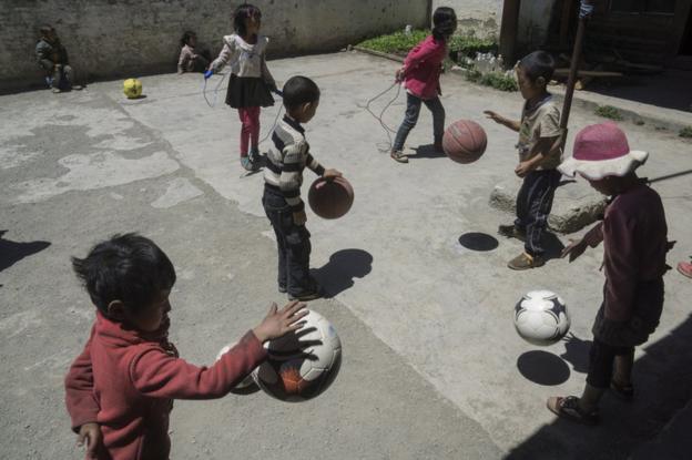 Magnum China: Panoramic portrait of a global superpower - BBC News