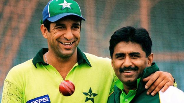 Wasim Akram statue: Former fast bowler thanks artist despite social ...