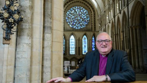 New Bishop of Lincoln installed in cathedral ceremony - BBC News