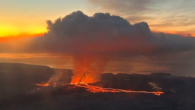 Watch: Hawaii's Kilauea volcano sends jets of lava into the air - BBC News