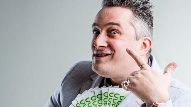 Narcissists 'horrible people but happy' - BBC News