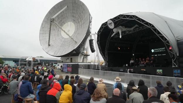 Artemis: Cornwall's Goonhilly to support Nasa Moon mission - BBC News