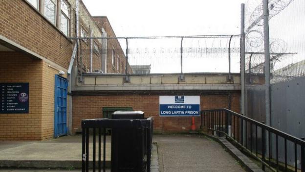 Long Lartin inmates living in squalid conditions - report - BBC News