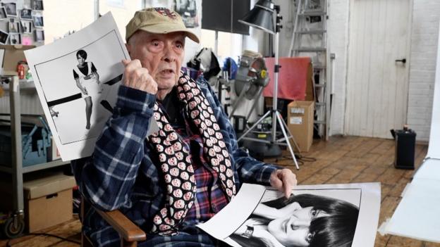 Mary Quant: The miniskirt and PVC pioneer - BBC News